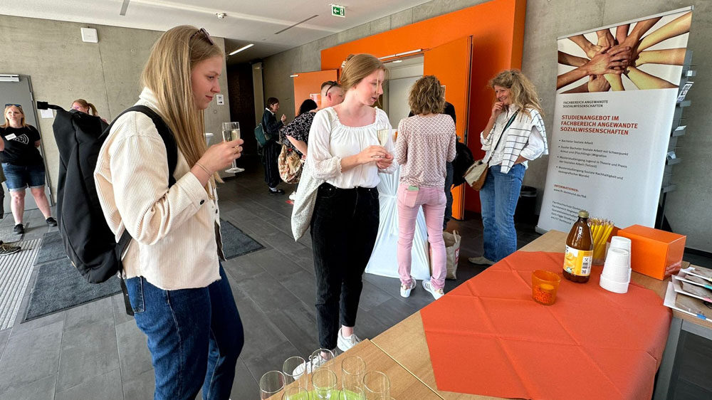 Kinoabend und Diskussion: Mütter mit Kindern im Heim | Fachhochschule ...